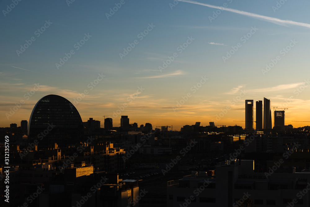 Atardecer en Madrid, España con la vista de su skyline con sus ...