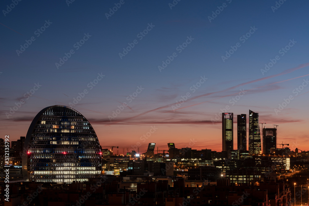 Foto de Atardecer en Madrid, España con la vista de su skyline con sus ...