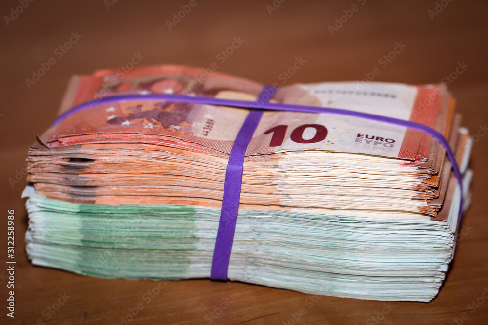 Viele Geldscheine auf einem Stapel, Euroscheine gebündelt Stock Photo ...