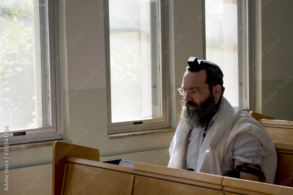Fotka „Jewish prayer. Ashkenazi synagogue. Orthodox Jew, with tefillin ...