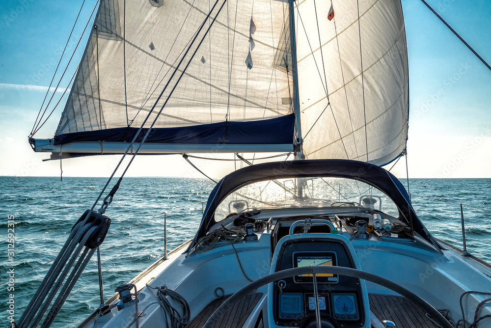 Cockpit einer Segelyacht auf dem Meer Stock Photo | Adobe Stock