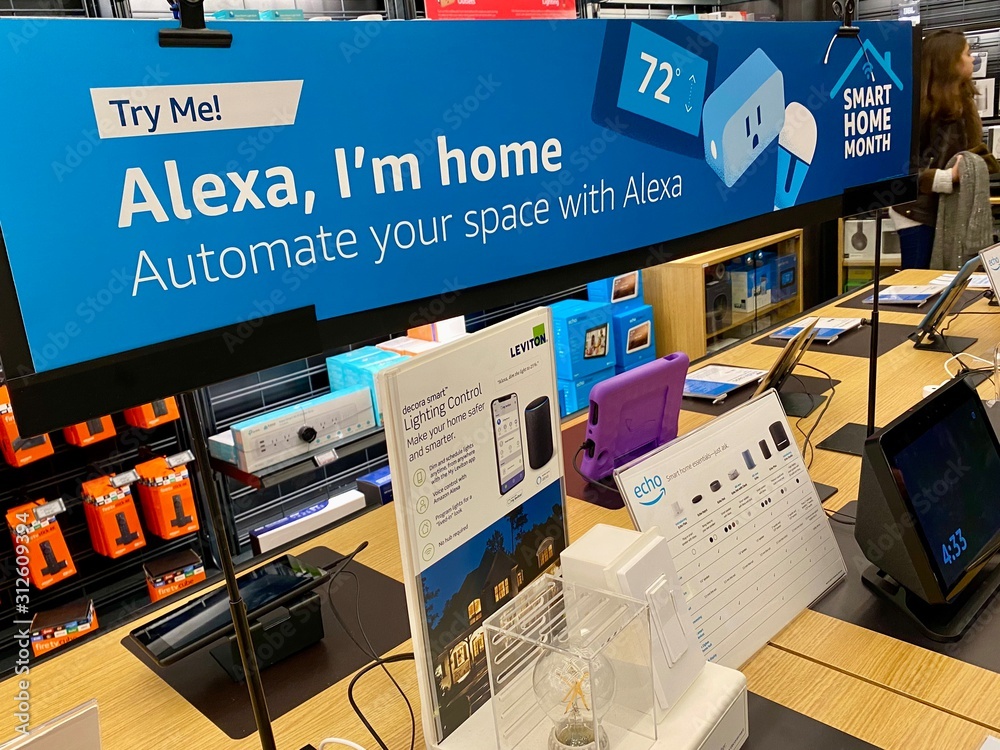 Fotka „NEW YORK- DECEMBER 30, 2019: Shot is of Amazon Echo 5 and 8 Show ...