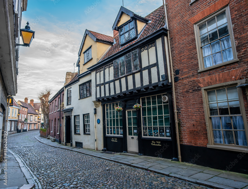 6view down the medieval cobbled Elm Hill in Norwich, one of the oldest ...