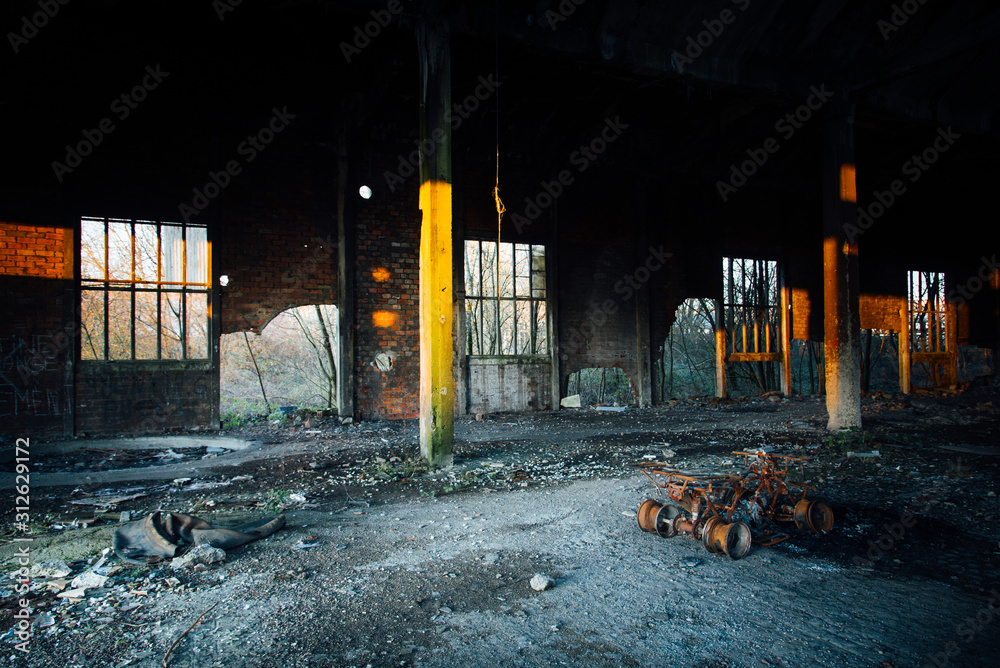 une vieille usine abandonnée. La faillite industrielle. Le passé ...