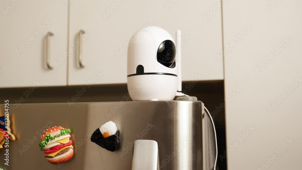 Vidéo Stock Smartphone controlled home security camera moving filming ...