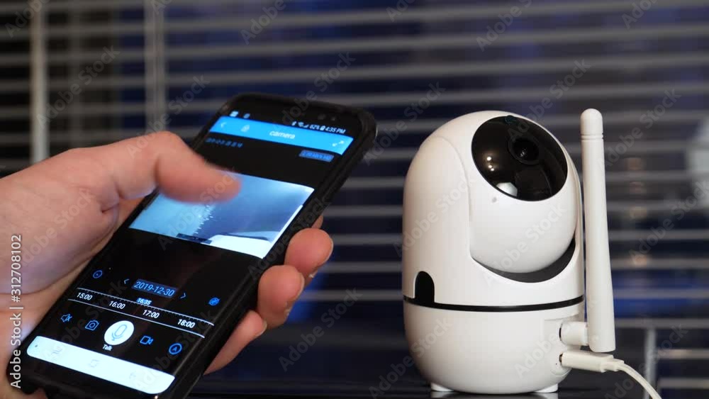Vidéo Stock Smartphone controlled home security camera moving filming ...