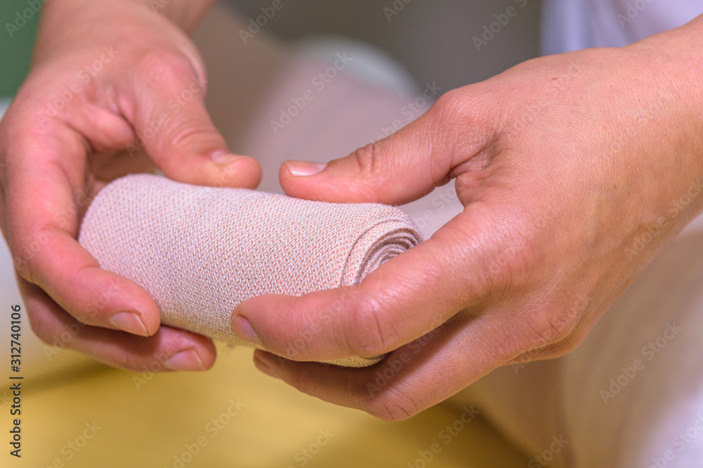 Lymphedema management: Wrapping leg using multilayer bandages to ...