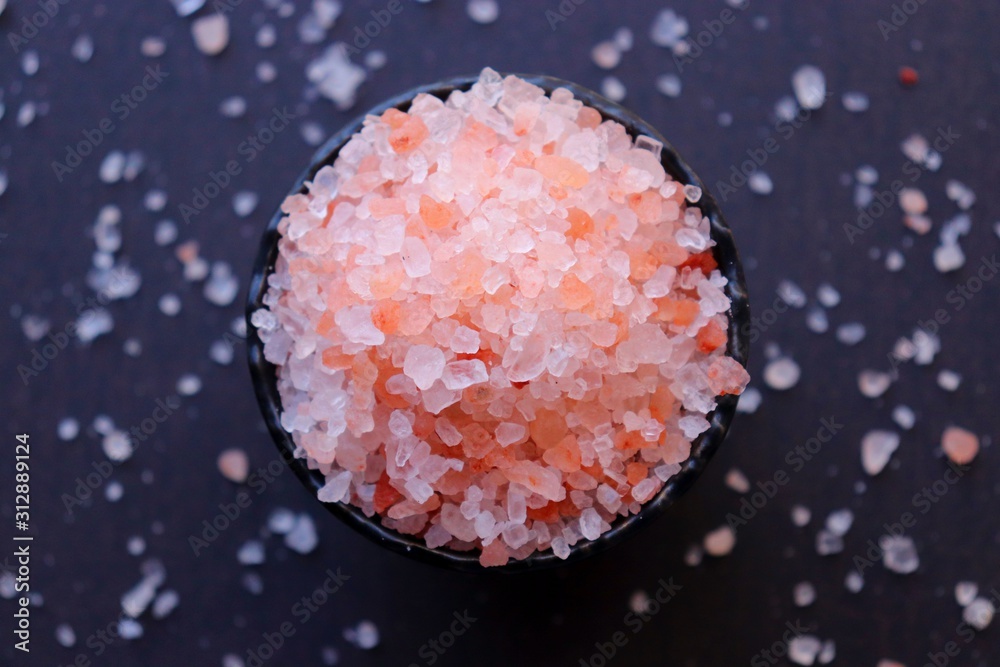 Pink Himalayan salt. Himalayan salt pile. Pink crystal salt in wooden ...