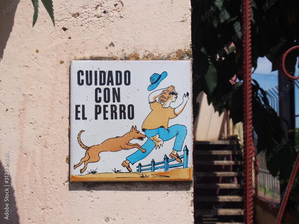 Dog warning sign with the inscription "CUIDADO CON EL PERRO" on the ...