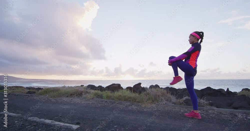 Vidéo Stock Leg stretching exercise fitness runner woman doing running ...