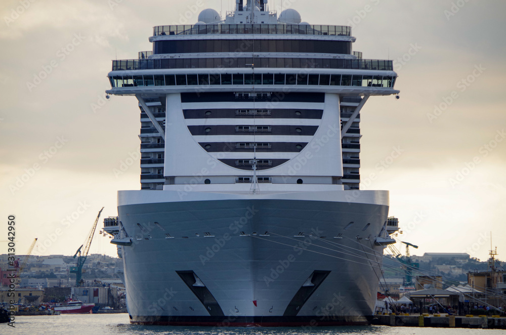 Foto de Mega and huge modern Italian MSC cruise ship liner MSC Seaview ...