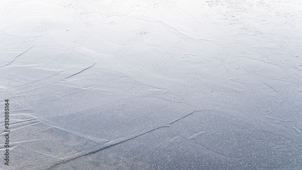Foto de The surface of the water is covered with ice and snow.Freezing ...