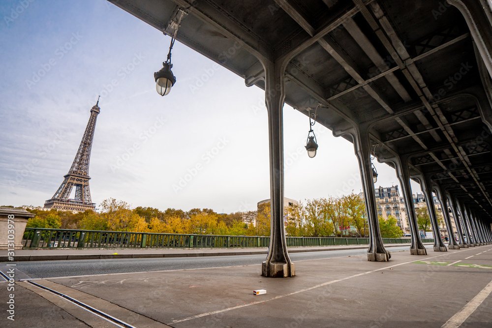 Foto de Nice view of Bir Hakeim bridge during Autumn season late ...
