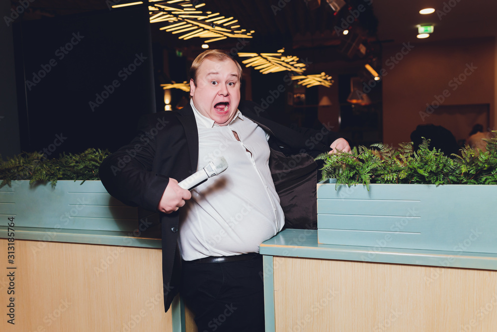 fat man stuck between furniture because of his big belly. Stock 写真 ...