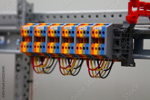 3-level electrical terminals for connecting loads in the electrical ...
