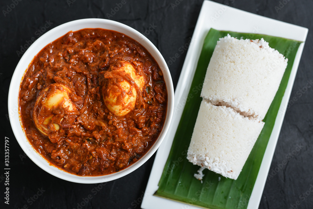 Foto de Rice Puttu or steamed rice cake and egg roast curry popular ...