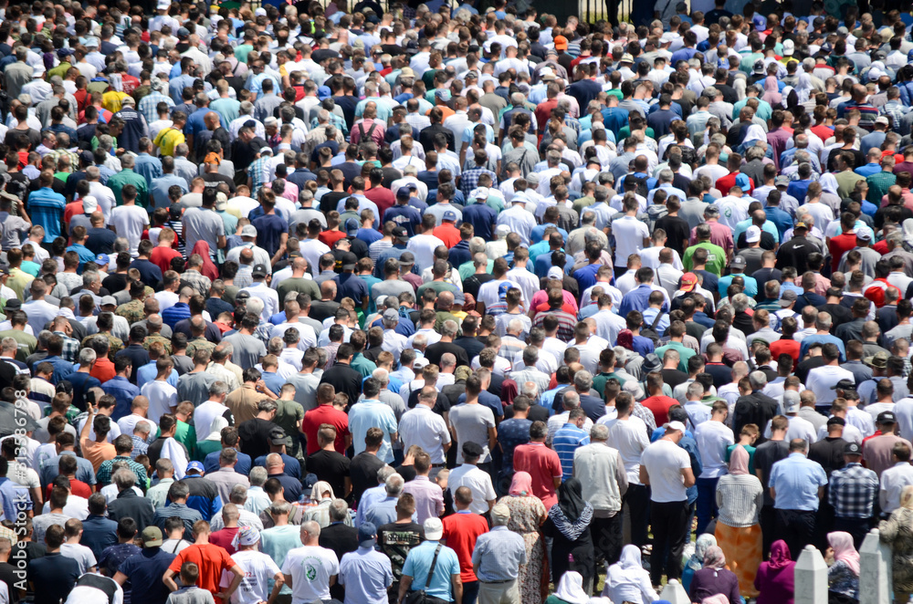 Foto de Muslim worshipers praying. Large crowd of Muslim people praying namaz. Muslims praying ...