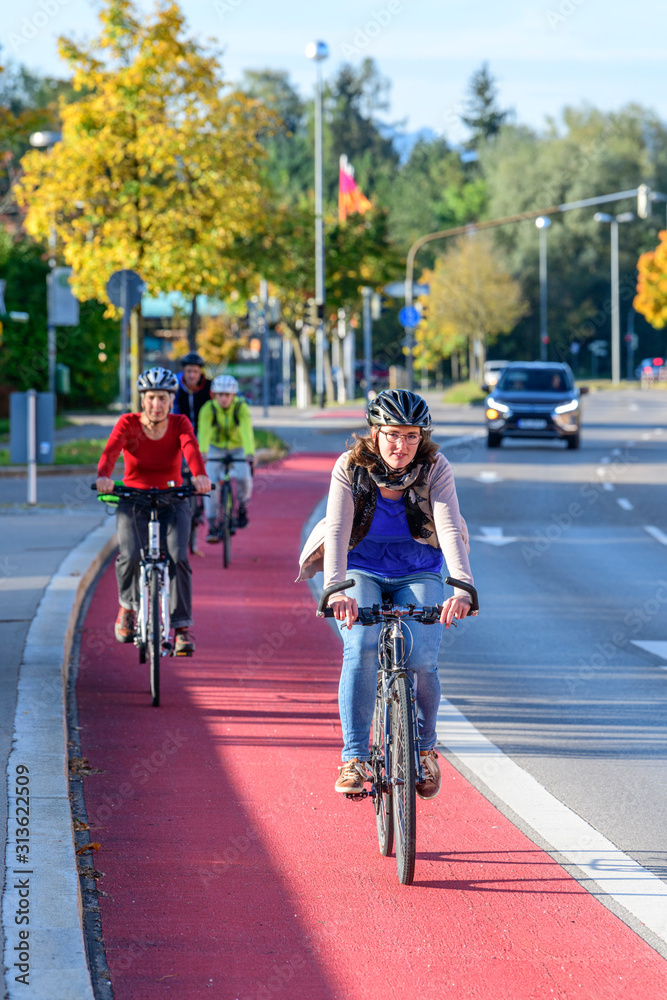 Unterwegs auf einem breiten und gut gekennzeichneten Radweg in der ...
