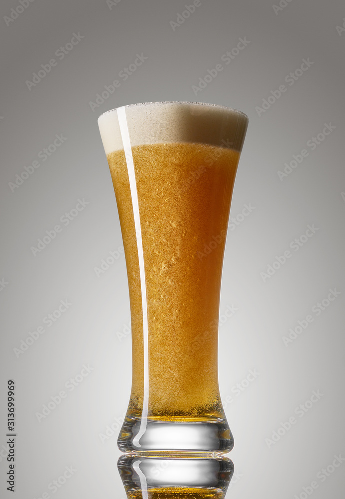 Piwo w szklance na gradientowym tle Stock Photo | Adobe Stock