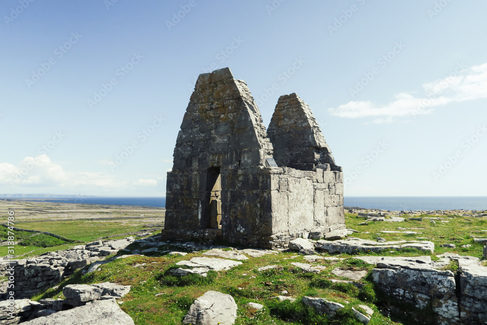Poster Beautiful ancient chapel on the aran island inishmore – Wandbild ...