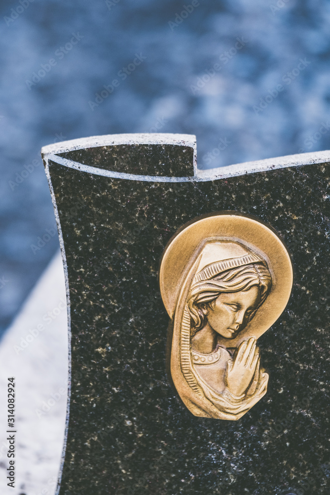 Visage de vierge sculptée dans du bronze sur du marbre Stock-Foto ...