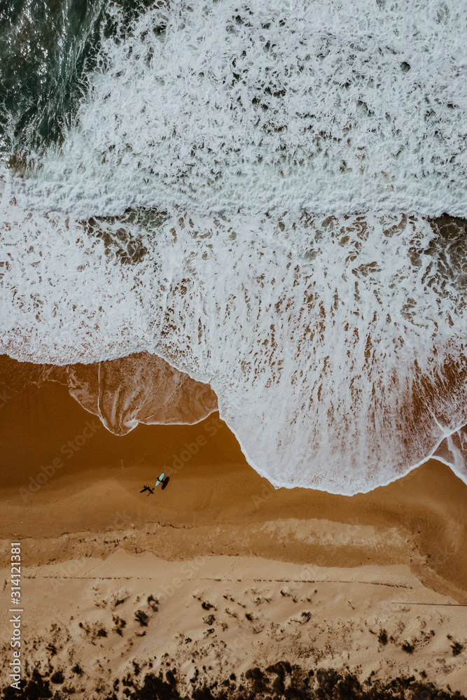 Surver am Strand bei Wellen, Surfers at the Beache with waves in Ocean ...