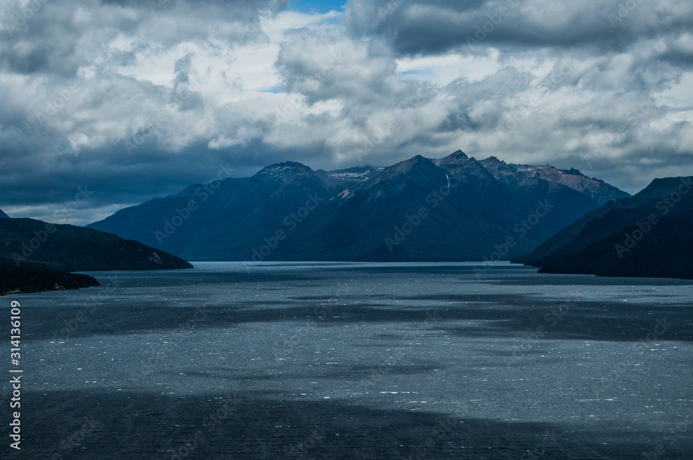 Paisaje nubloso de Lago Traful y montañas de fondo en Neuquen, en la ...