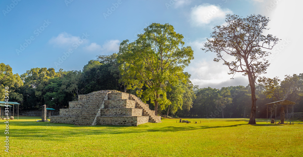 Foto de Panoramic view of the Mayan pyramids in The temples of Copan ...