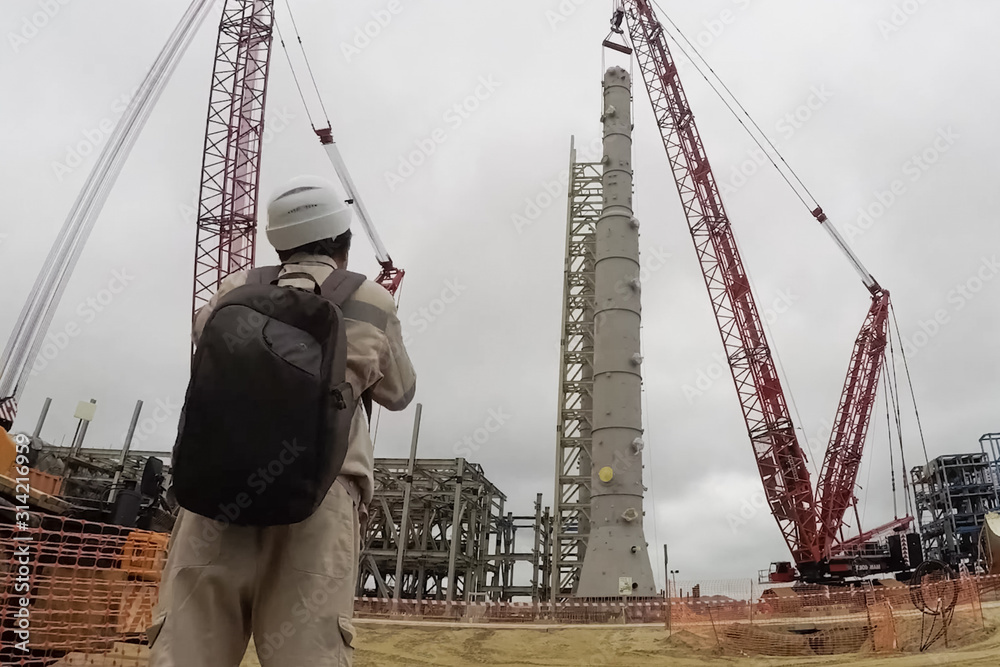 Installation of distillation column at an oil refinery. Stock Photo ...