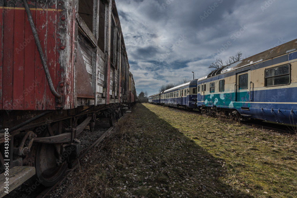alte verlassene zuege auf einem abstellgleis Photos | Adobe Stock
