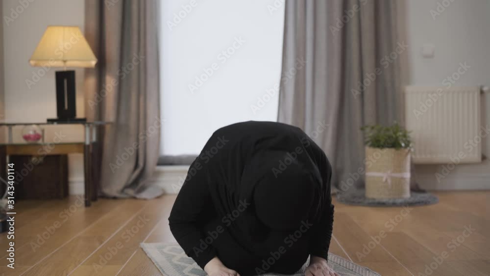 Vídeo do Stock: Portrait of young Muslim woman in black traditional ...