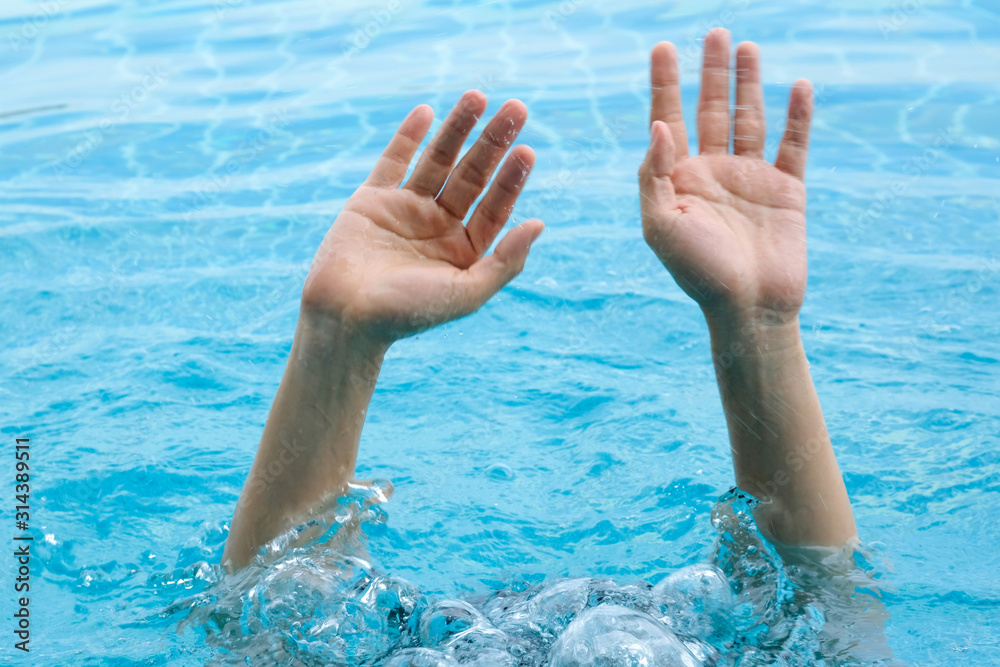 The man's hand drowned, he lifted his hand and asked for help from ...