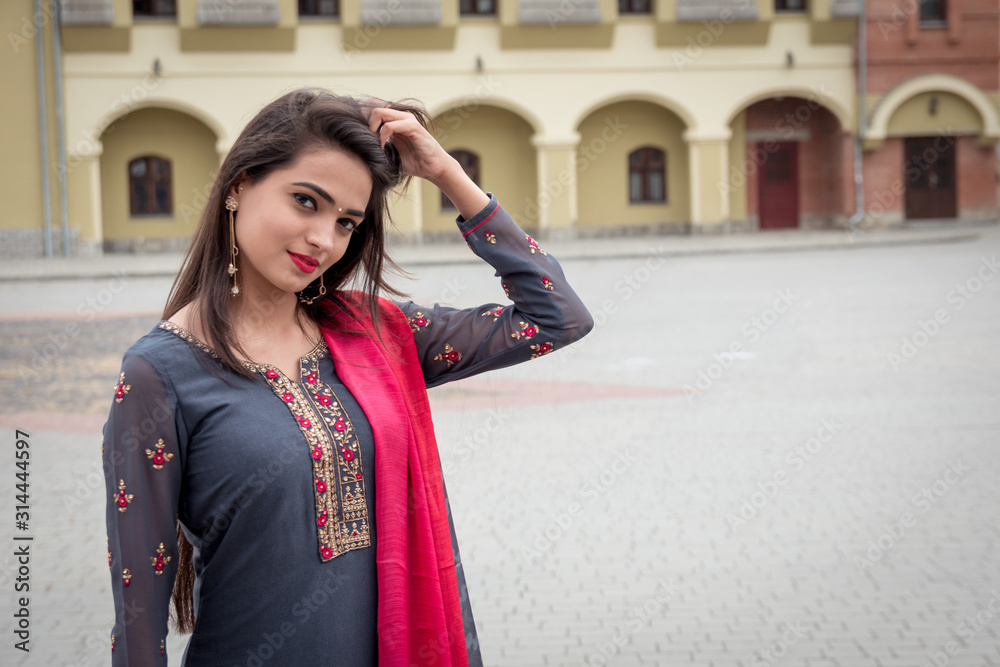 Portrait of indian girl in traditional dress. Traditional accessories ...