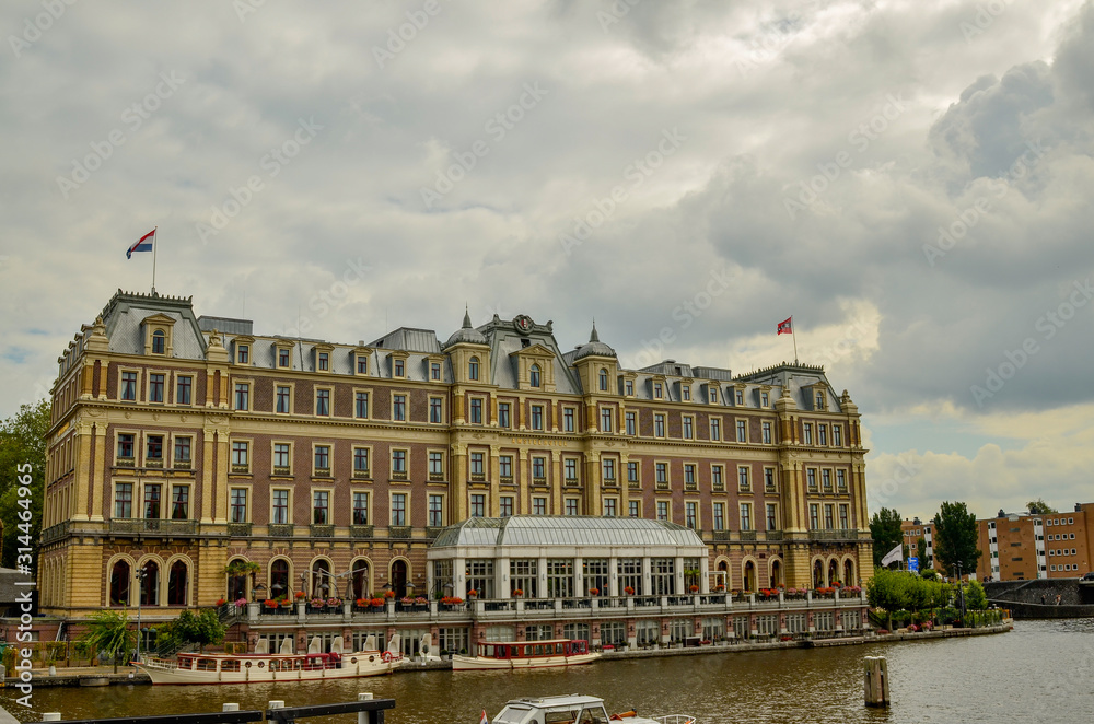 Foto de Amsterdam, Holland, August 2019. The impressive facade of the ...