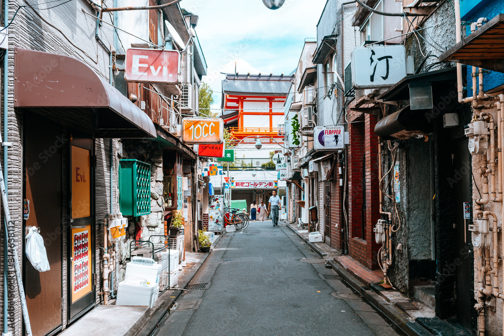 tokyo, japan. 14th august, 2018: dirty streets of golden gai in ...