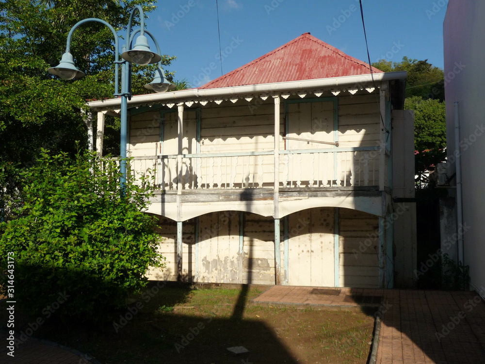 Cases créoles dans l'archipel de Guadeloupe en bois en tole ondulée ...