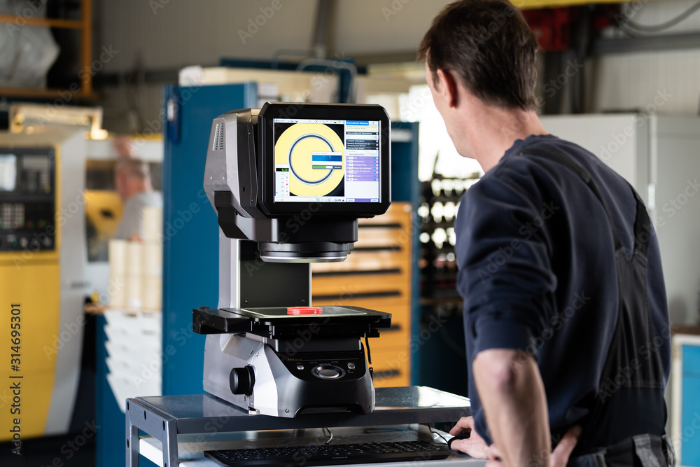 Foto Stock Digitaler Messprojektor mit Messtisch und Glasmessfläche ...