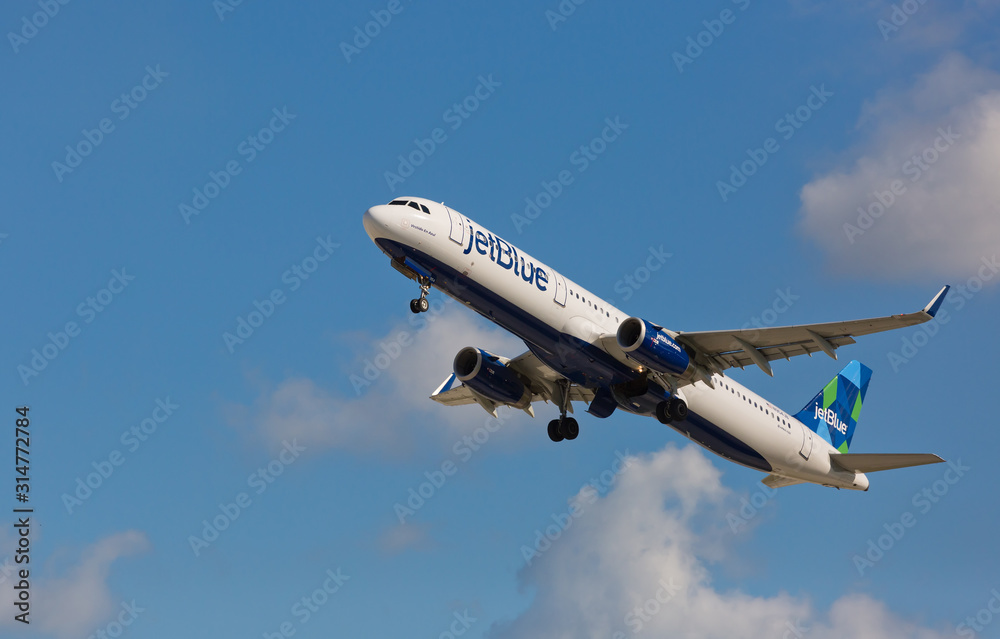 Fort Lauderdale, Florida - USA, January 8, 2016: A Jetblue Airbus A321 ...