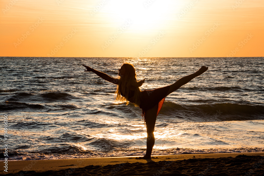 Lonely Dancer ballet posing on the beach sunset silhouette sea Stock ...