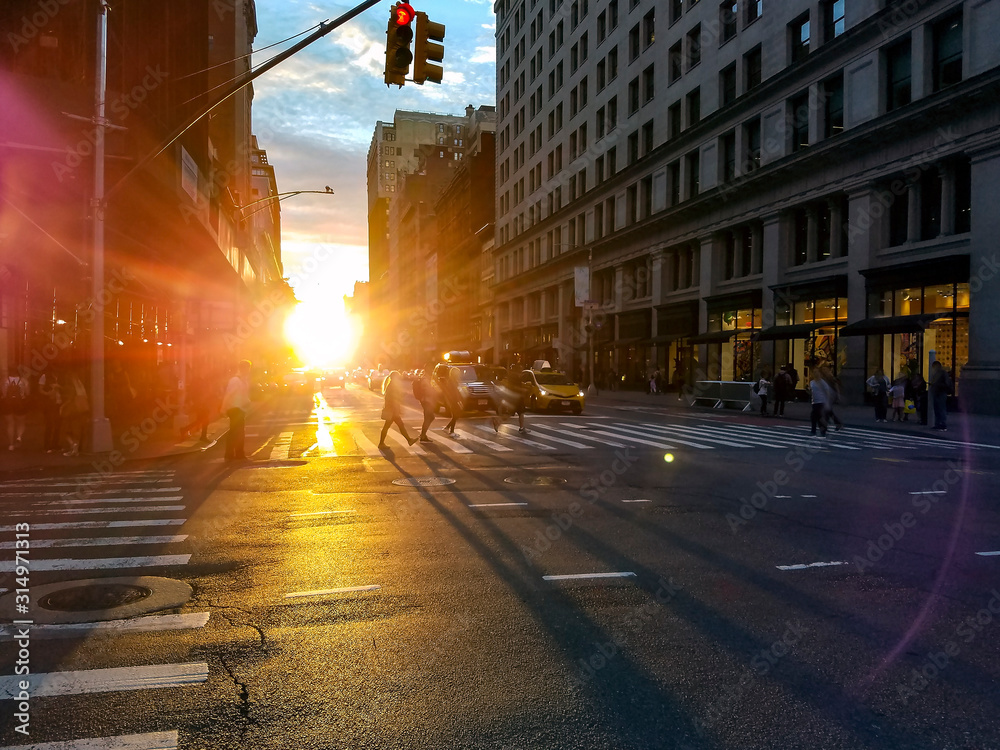 Crowds of busy people walking across an intersection in Midtown ...