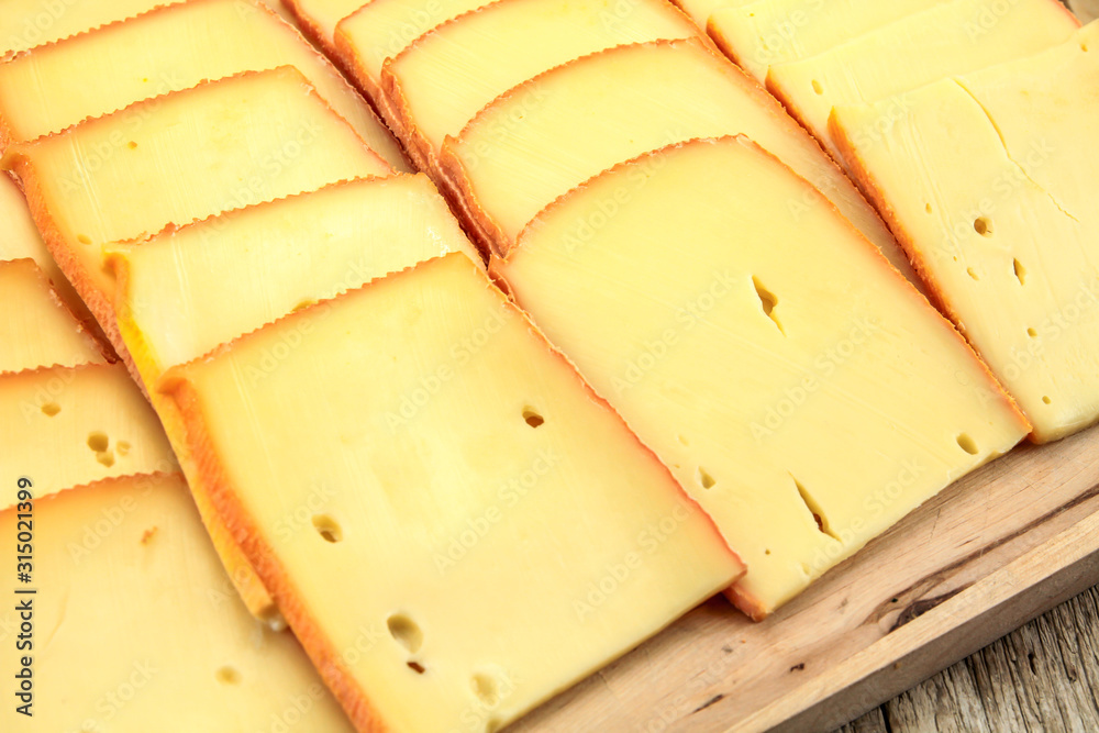 tranches de fromage à raclette sur une planche à découper Stock Photo ...