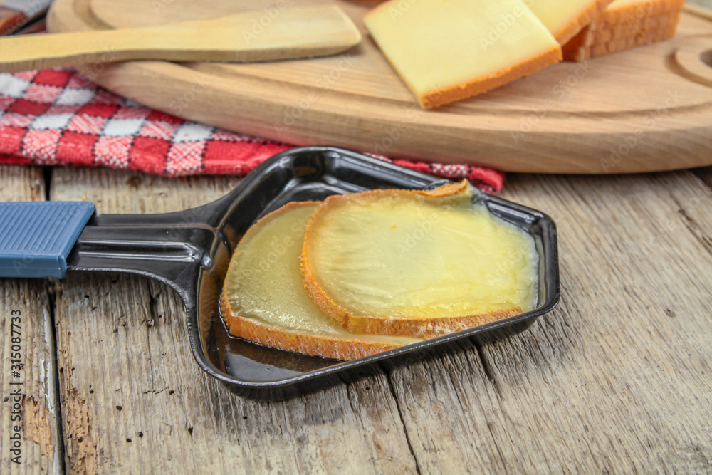 tranches de fromage à raclette sur une planche à découper Stock Photo ...