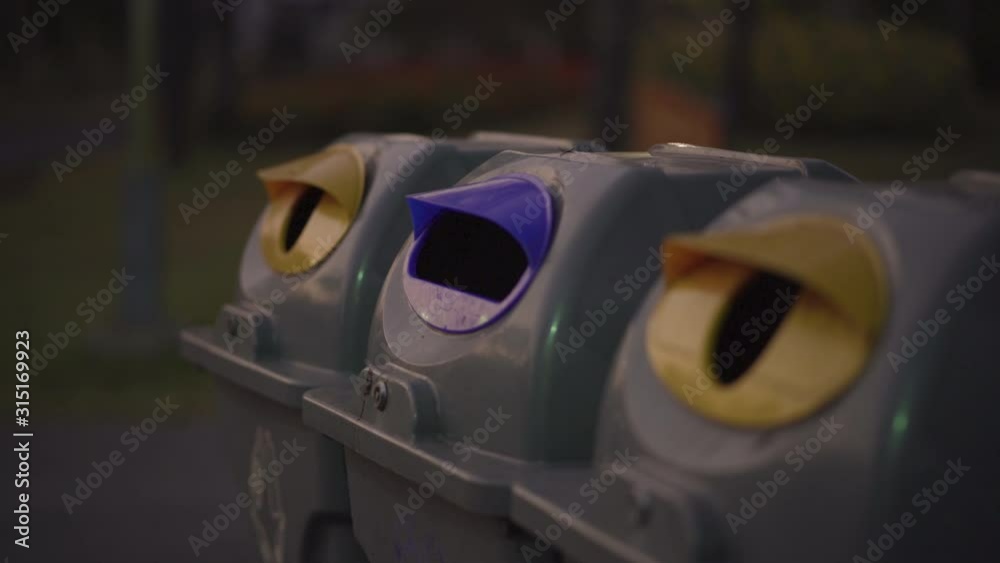 Vidéo Stock 4k front view grey trash can, yellow and blue top cap at ...