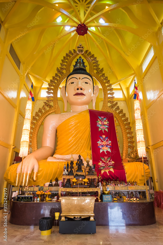 Sakya Muni Buddha Gaya Temple at Little India in Singapore. The temple ...