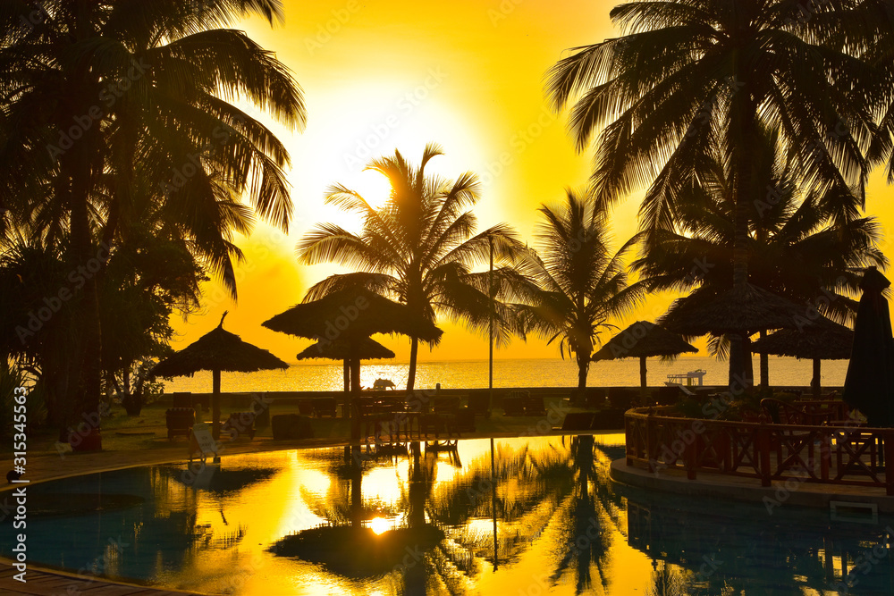 Sonnenuntergang und Sonnenuntergand am Strand von Kenia Stock Photo | Adobe Stock