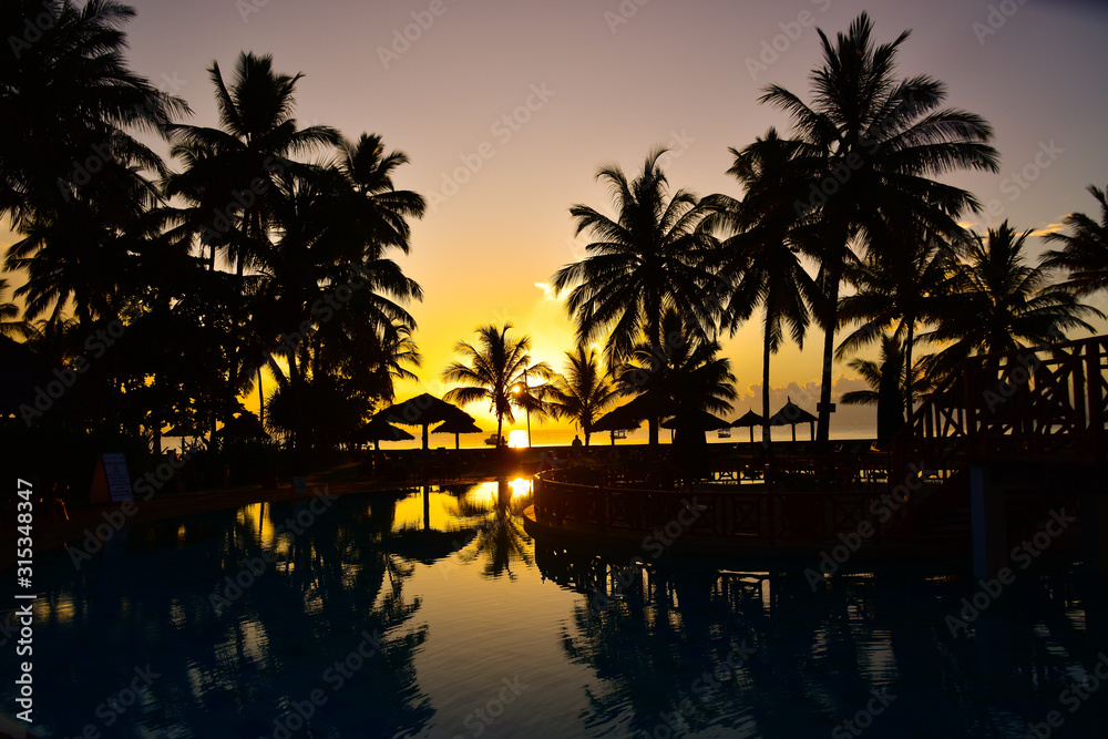 Sonnenuntergang und Sonnenuntergand am Strand von Kenia Stock Photo | Adobe Stock