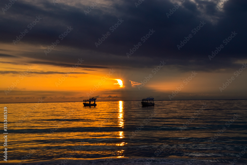 Sonnenuntergang und Sonnenuntergand am Strand von Kenia Stock Photo | Adobe Stock