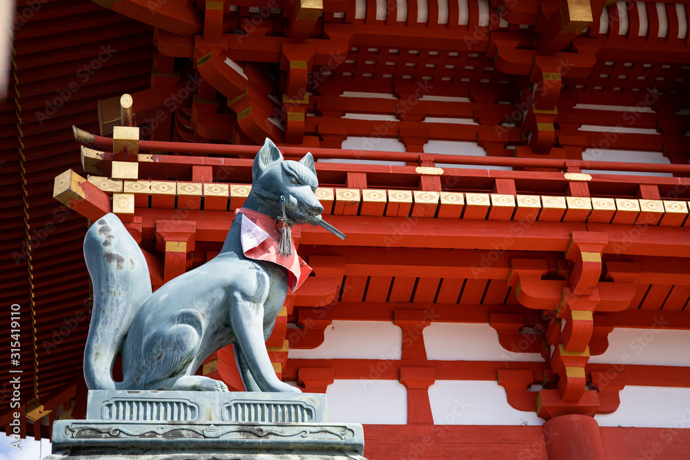 Japan, Kyoto Prefecture, Kyoto City, Fox statue at Fushimi Inari-taisha ...