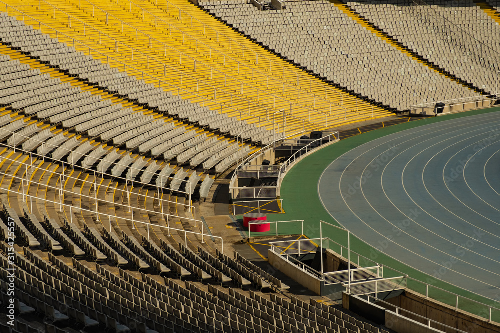 Foto Stock Gradas y tribunas de estadio de futbol con pista de carrera ...