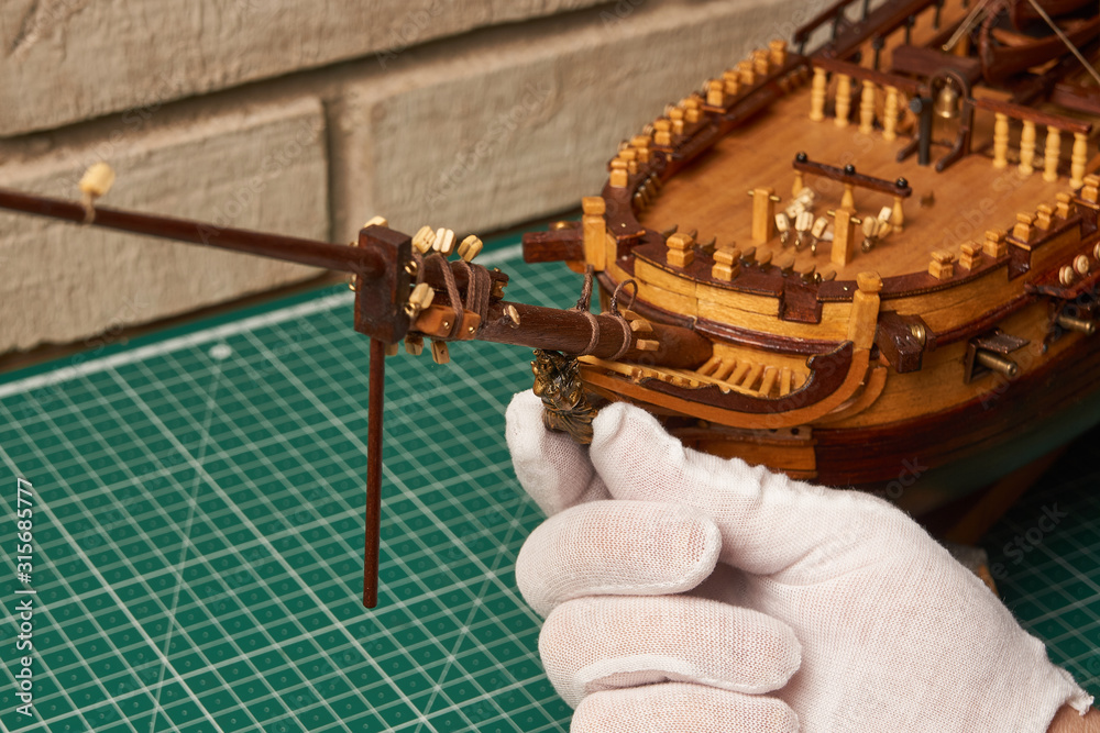 Installing the figurehead on the ship model. Assembly of ship model ...